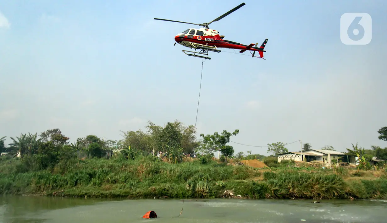 BNPB Kerahkan Helikopter Water Bombing Padamkan Api Kebakaran TPA Rawa Kucing - Foto Liputan6.com