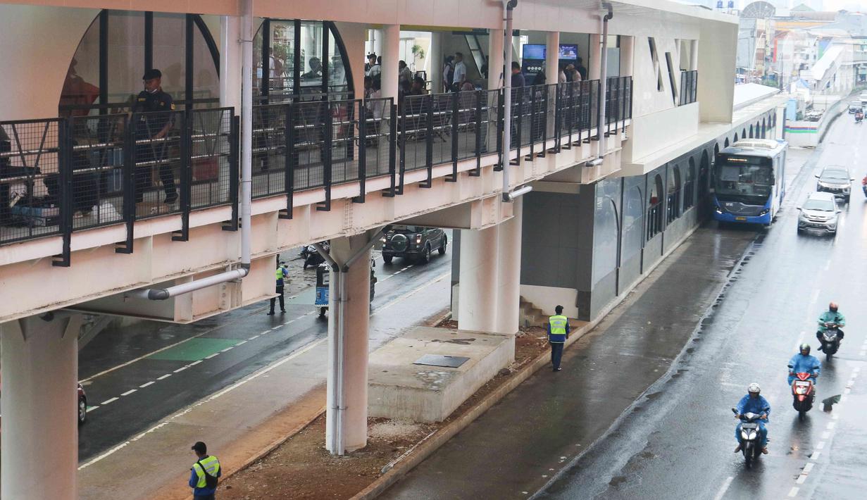 Jalur Integrasi Halte Transjakarta dan Stasiun Jatinegara Resmi Beroperasi - Foto Liputan6.com