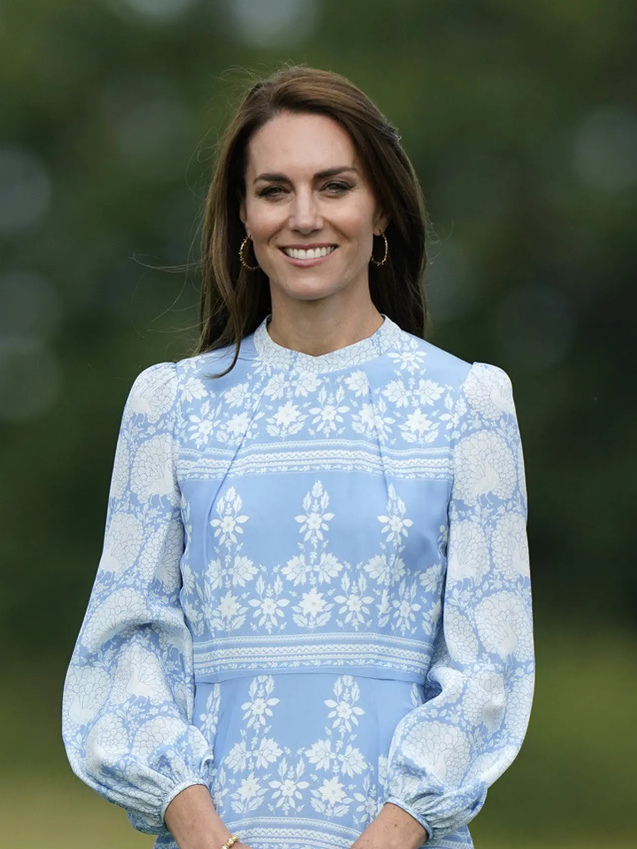 Potret Langka Kate Midleton Sun Pipi Pangeran William di Muka Publik ...
