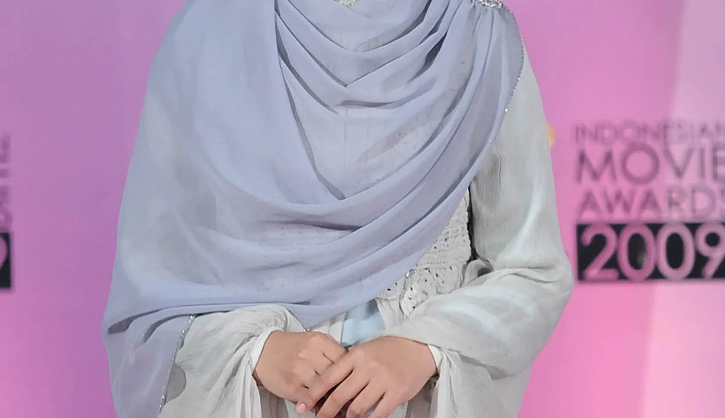 Inspirasi Hijab Santun Oki Setiana Dewi Dalam Berbagai Kesempatan