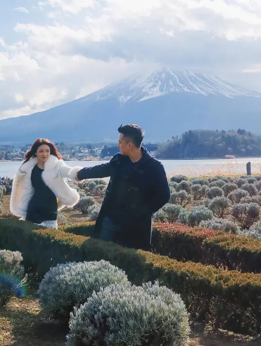 Potret Niko Al Hakim dan Regina Phoenix Berlatar Gunung Fuji Bak ...