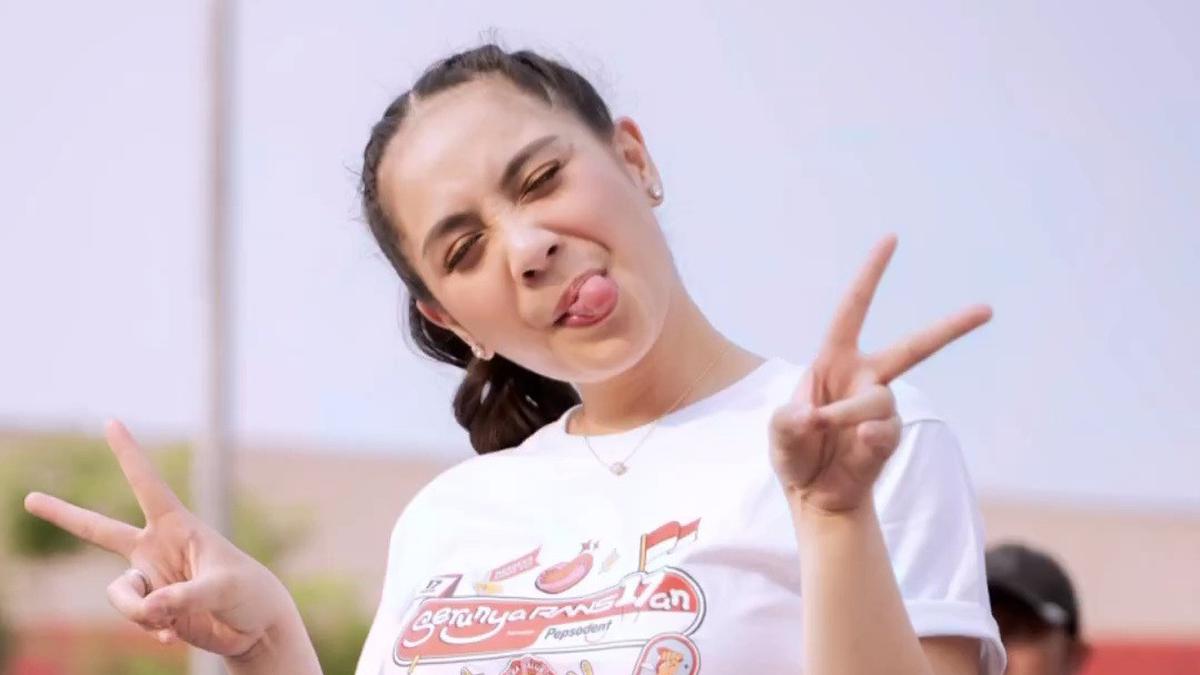 Sepatu Lusuh Nagita Slavina jadi Perhatian, Ternyata Harganya ...