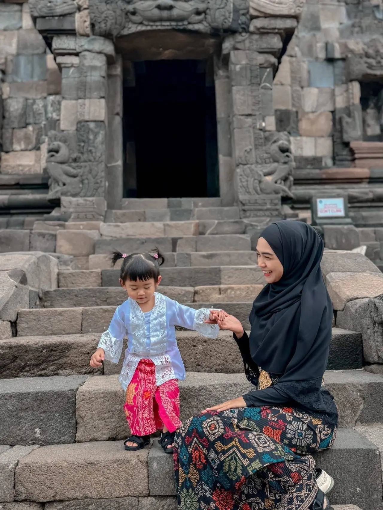 6 Potret Baru Moana Anak Ria Ricis, Menggemaskan dengan Balutan Kebaya - Entertainment Fimela.com