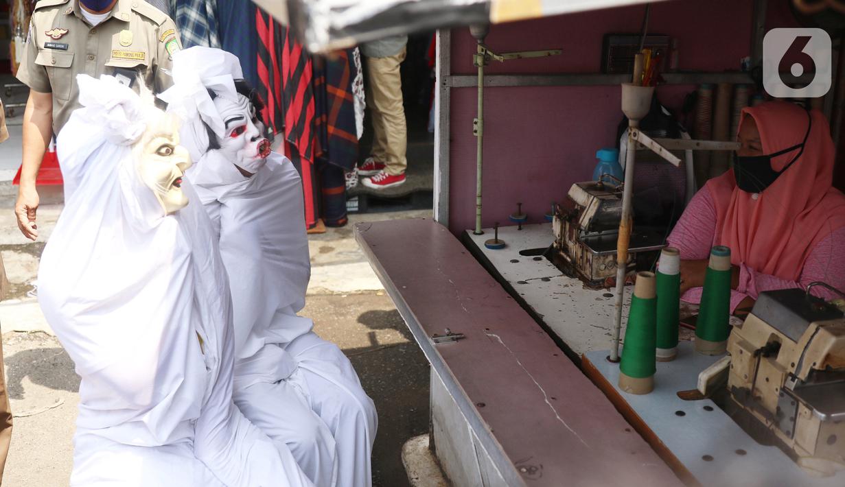 FOTO: Pocong Keliling Pasar Sosialisasikan Bahaya COVID-19 - Foto ...