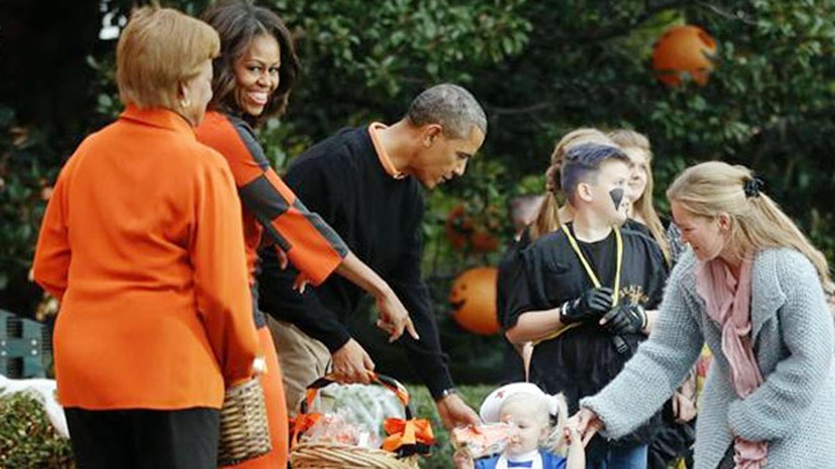 [VIDEO] Halloween, Obama-Michele Bagi-bagi Permen di Gedung Putih