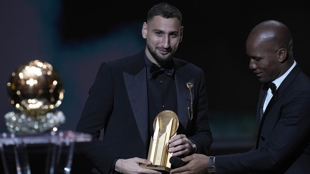 Foto: Gianluigi Donnarumma Raih Yashin Trophy 2021 usai Singkirkan ...
