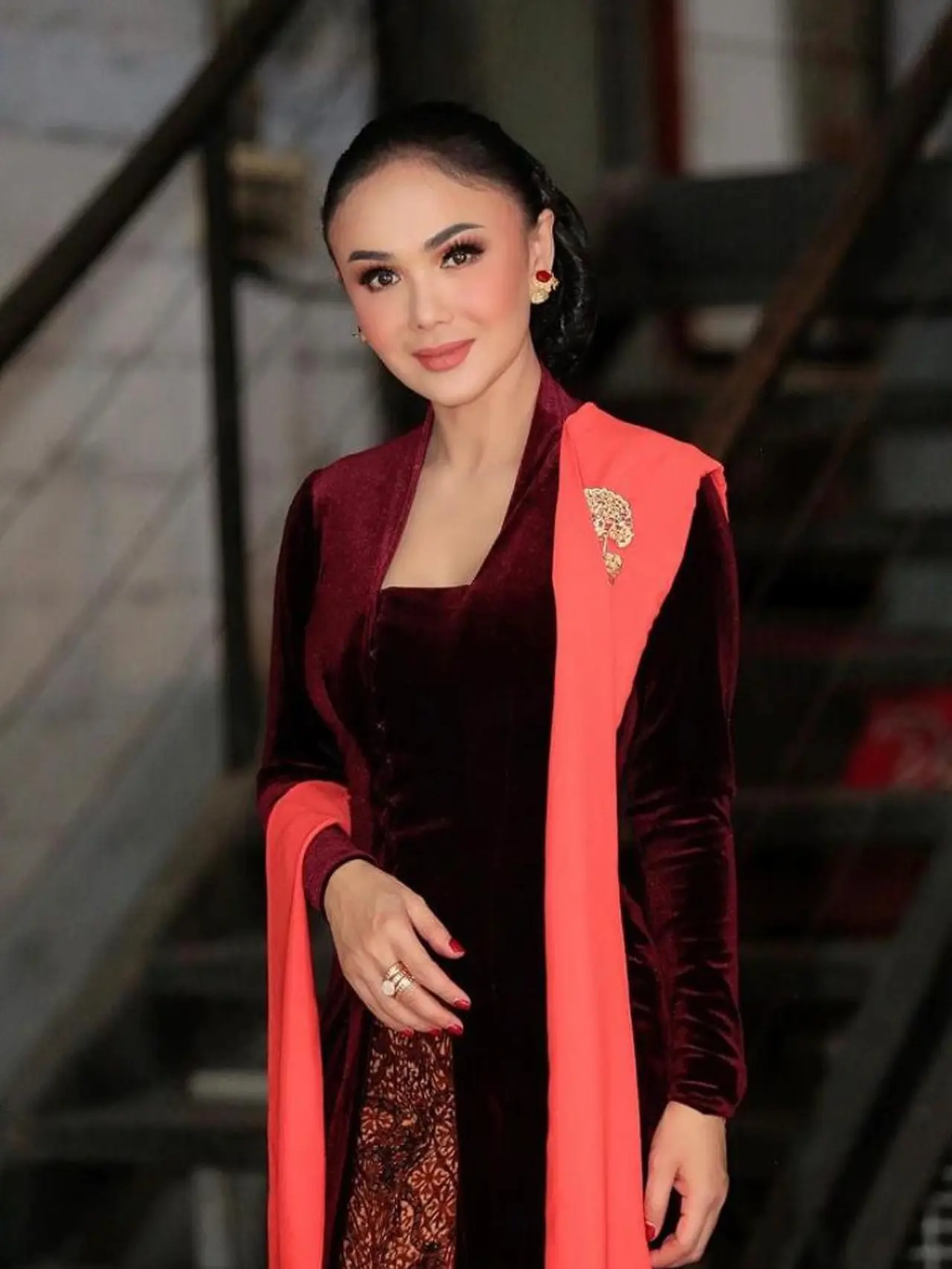 6 Pesona Yuni Shara Berkebaya, Makin Menawan dan Awet Muda di Usia 50 Tahun - Fashion Fimela.com