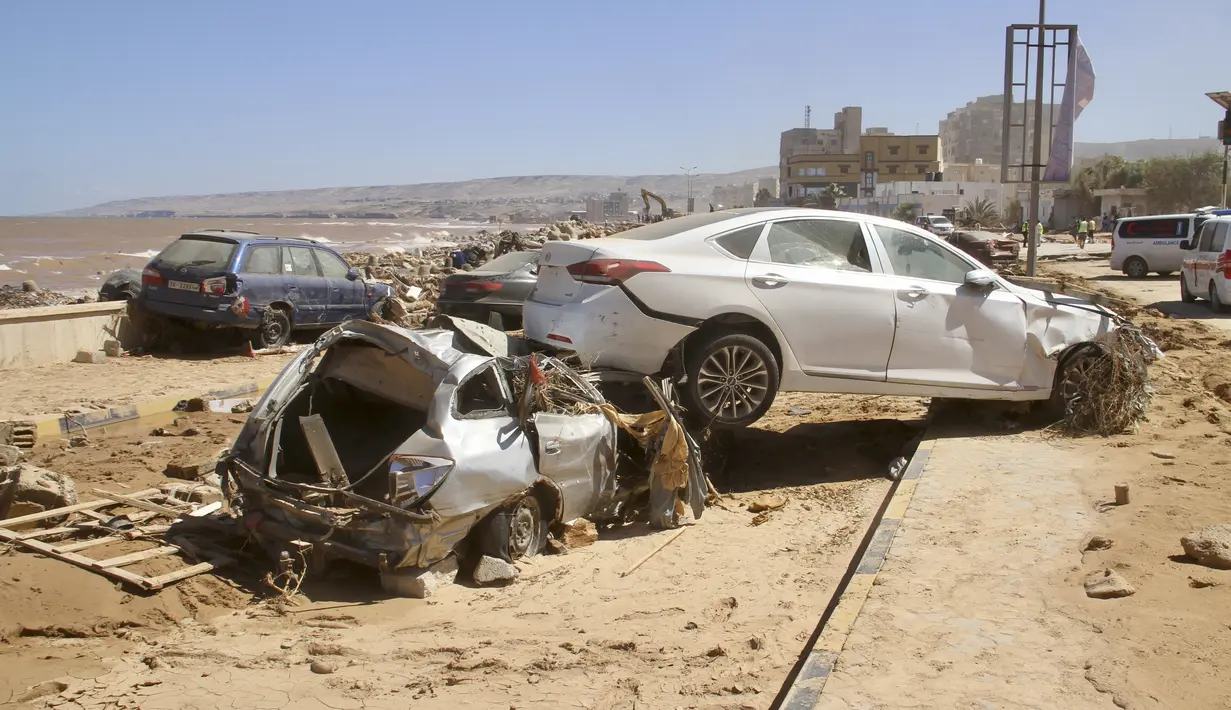Jungkir Balik Mobil Tersapu Banjir Dahsyat di Libya - Foto Liputan6.com