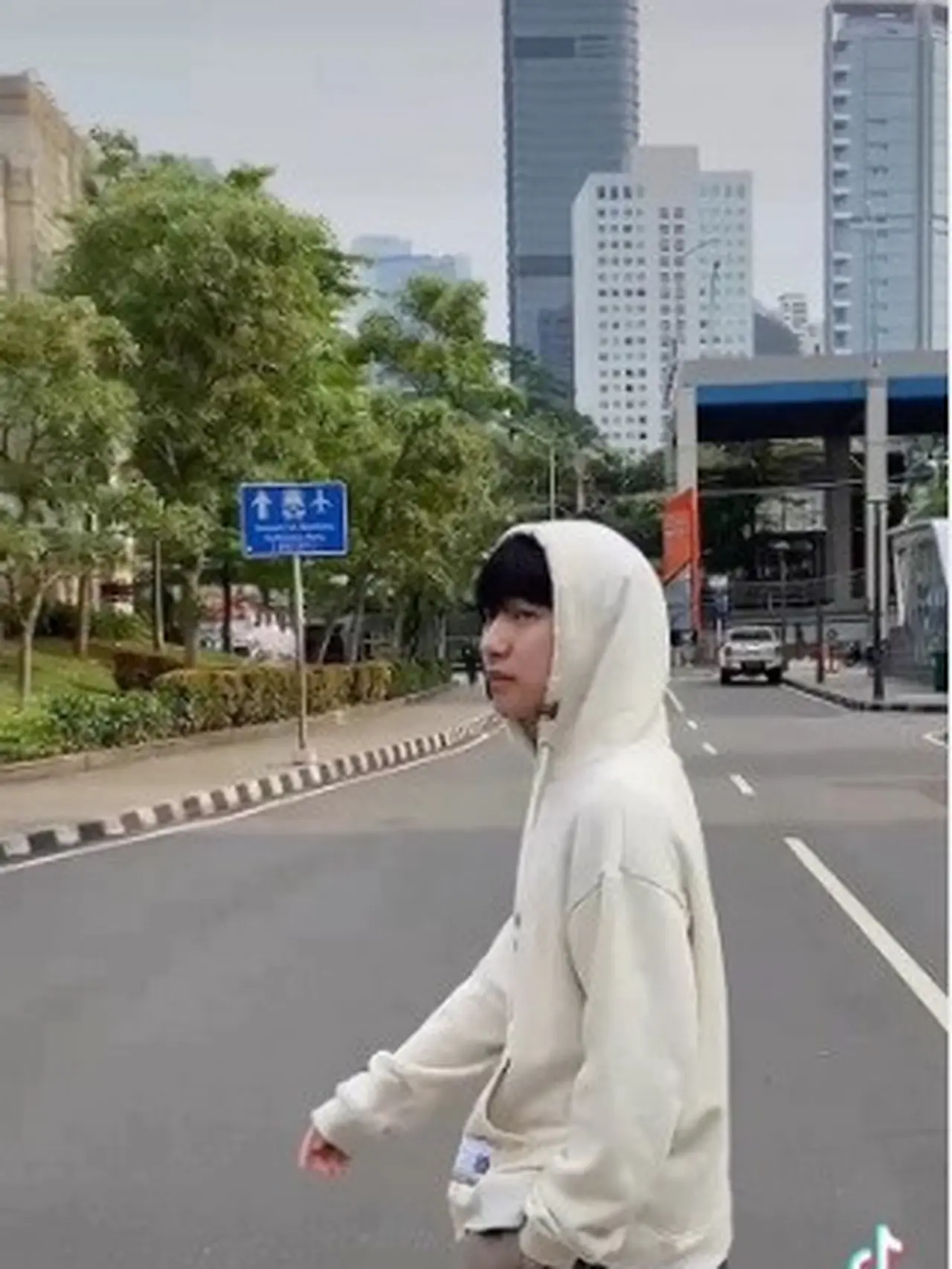 5 Potret Renjun NCT Dream Mejeng di Lokasi Citayam Fashion Week ...