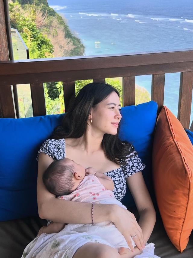 7 Potret Laura Theux Bareng Buah Hati, Asuh Anak Tanpa Bantuan Baby Sitter