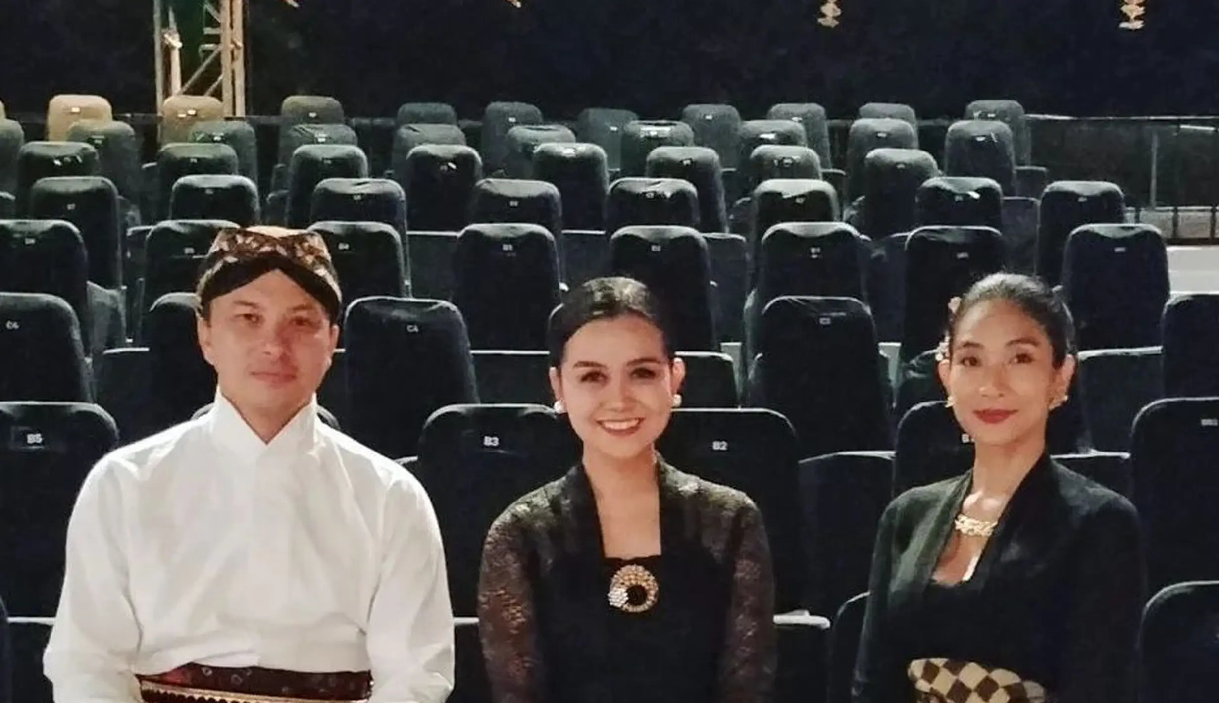 Gaya Mas-Mas Jawa Nicholas Saputra di Istana Negara Viral, Ini 6 Potretnya Kenakan Baju Adat ...