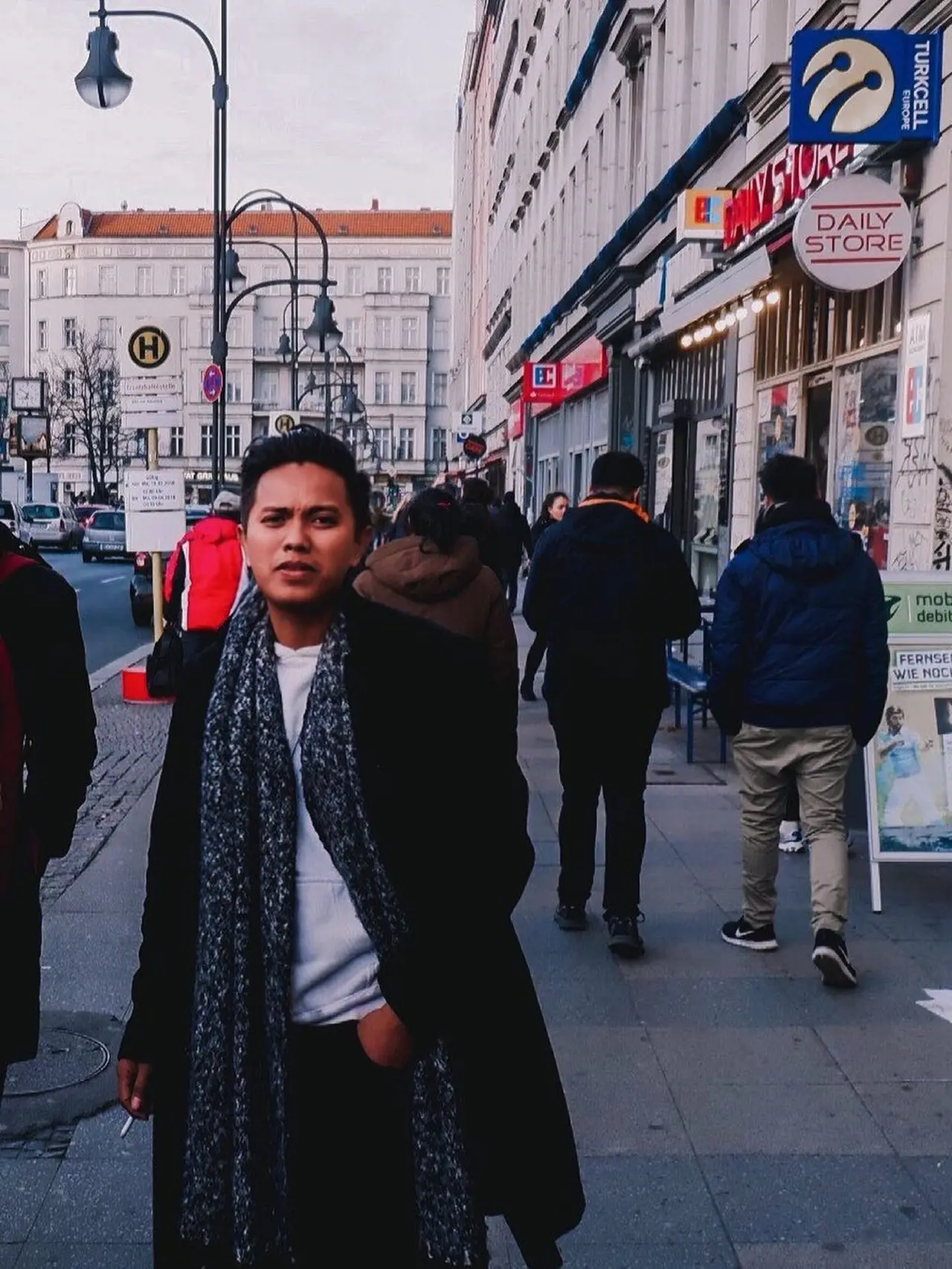 Kisah Inspiratif Scott Alfaz, Penderita HIV yang Kini Lulus S2 di Eropa ...