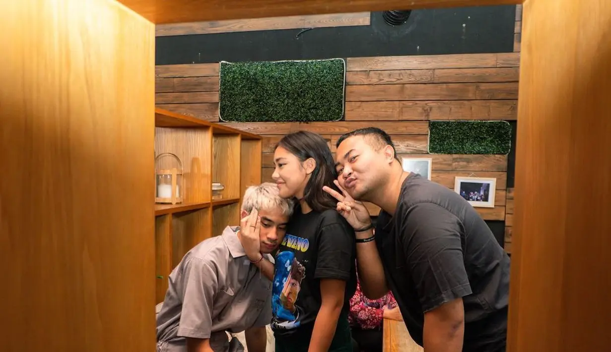 Devano Danendra Rayakan Ultah ke-20 Pamer Cium Cewek, Kekasih Baru ...