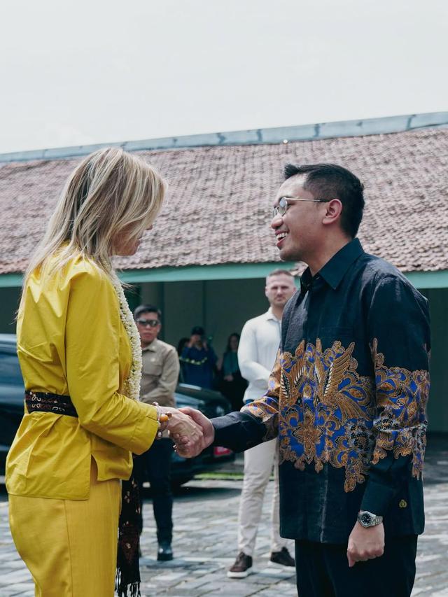 6 Potret Ratu Máxima Kunjungi Mangkunegaran Solo, Disambut Hangat Gusti ...