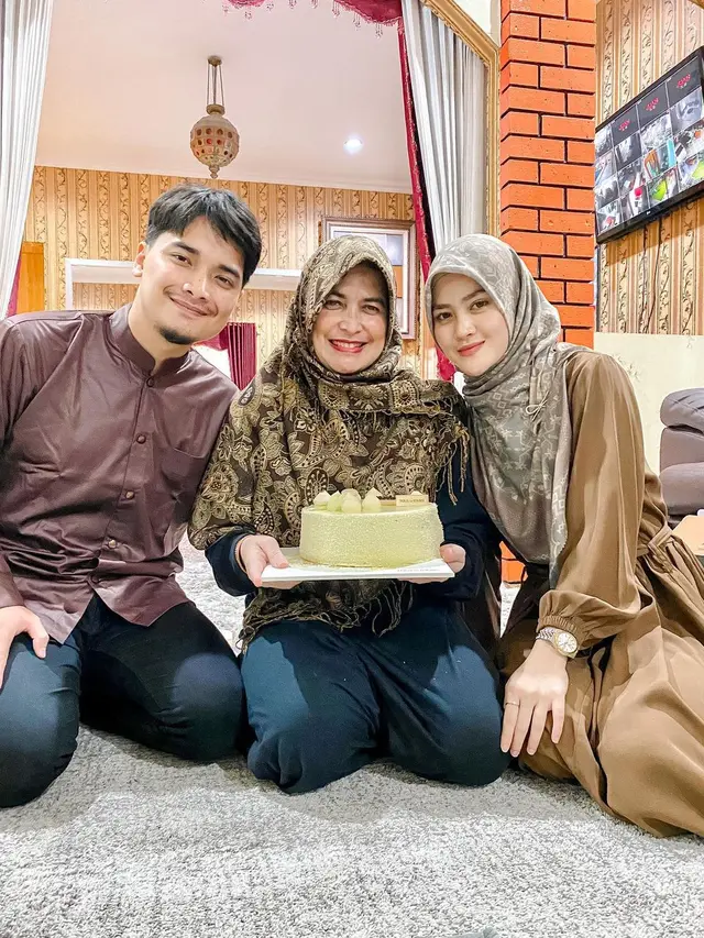 7 Potret Kompak Umi Yuni dan Alvin Faiz, Jenguk Yusuf hingga Umrah ...
