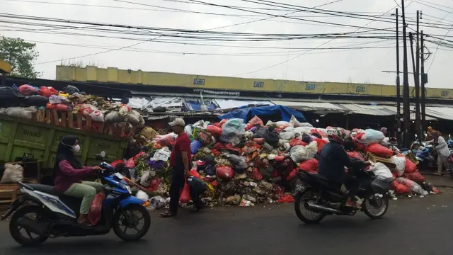 Sudah Sepekan Tidak Diangkut, Warga Keluhkan Tumpukan Sampah di Pasar Jombang Tangsel - News ...