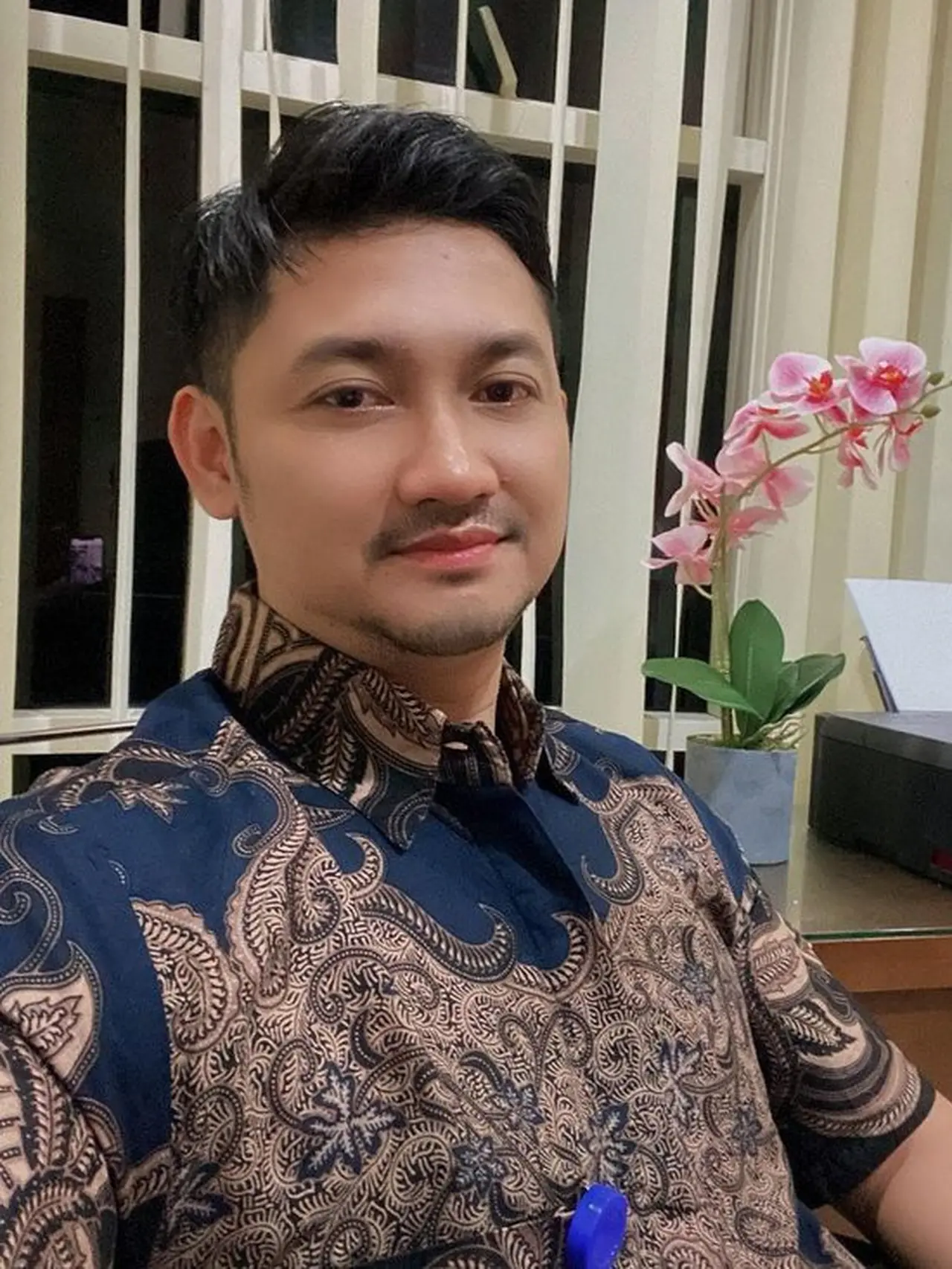 Angga Wijaya Jalani Kehidupan Sebagai Orang Biasa, Ini 8 Potretnya Usai ...