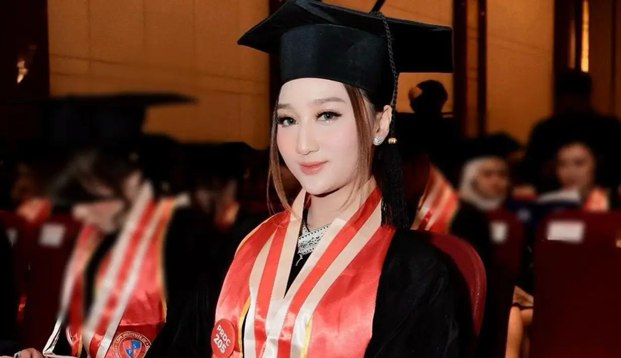 Momen Wisuda Sandrina IMB, Resmi Sandang Gelar Sarjana Ilmu Komunikasi ...