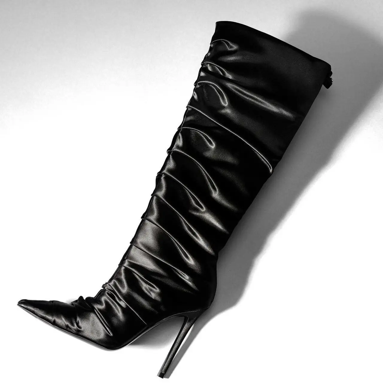 Stuart Weitzman Tunjuk Kim Kardashian Sebagai Wajah Baru Kampanye Fall 2022