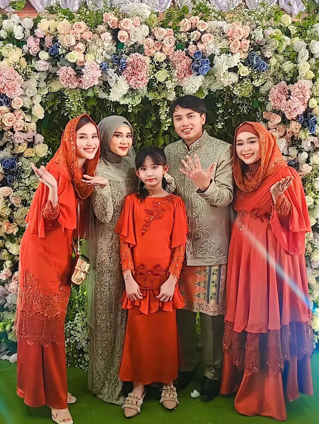 6 Gaya Ayu Ting Ting Pakai Busana Rancangan Ayung berinda hingga Hari Pertunangannya - Photo ...