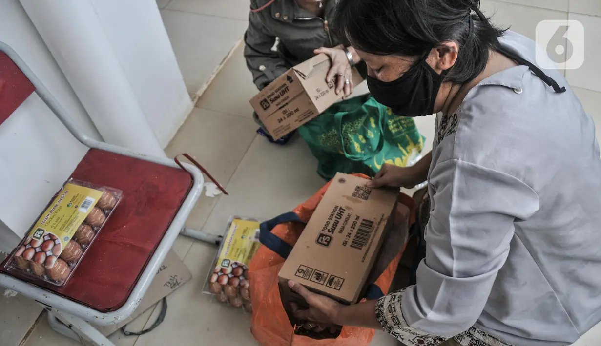 FOTO: Warga Berburu Pangan Murah di RPTRA - Foto Liputan6.com