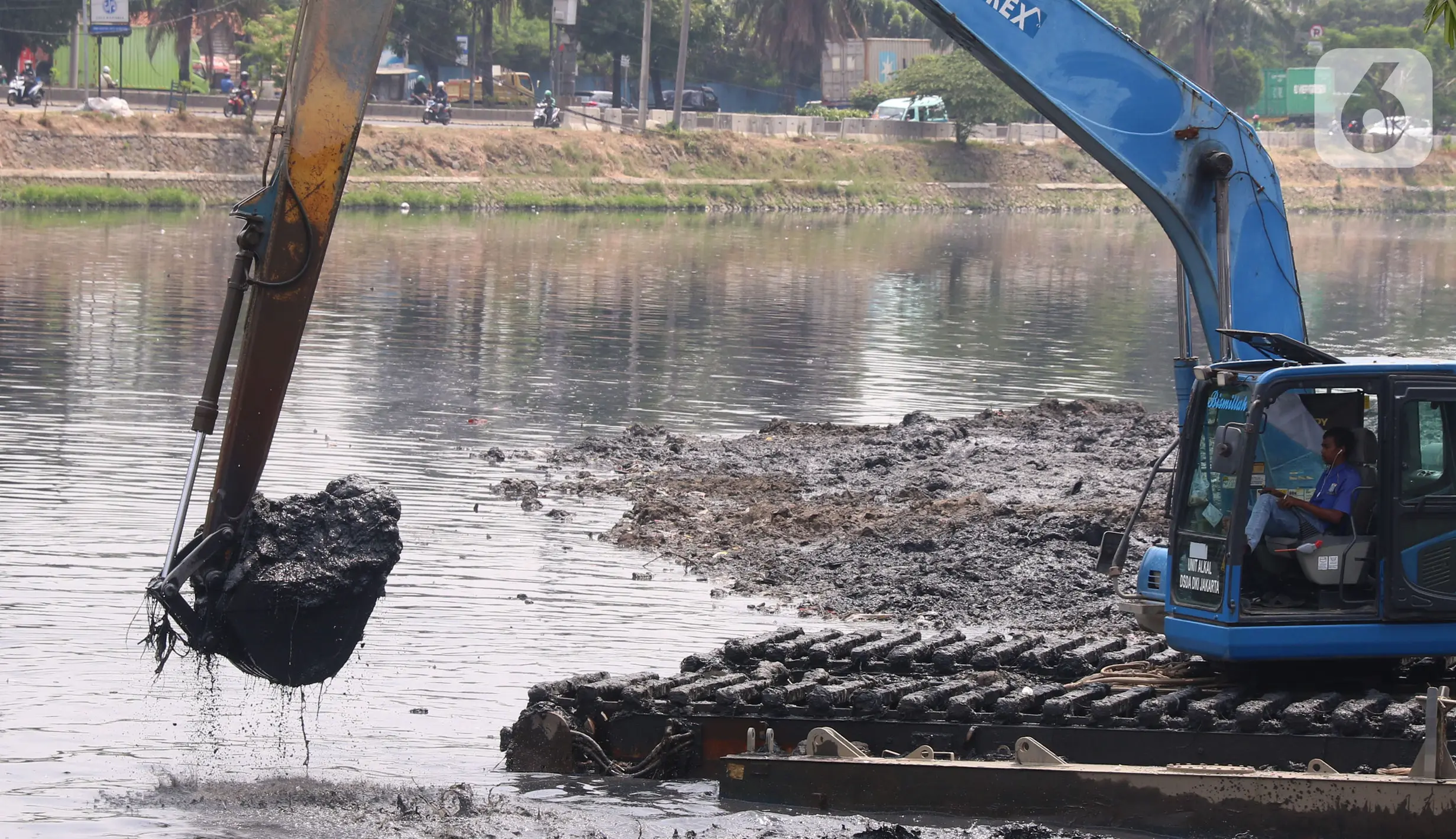 FOTO: Gerebek Lumpur Atasi Banjir Jakarta - Foto Liputan6.com