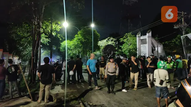 Bersitegang Dengan Warga, Demo Tolak UU Cipta Kerja di Makassar Berakhir Bentrok - Regional ...