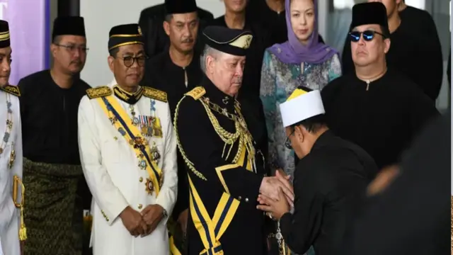 Sultan Johor Sah Jadi Raja Malaysia ke-17, Ribuan Orang Padati Jalan di ...