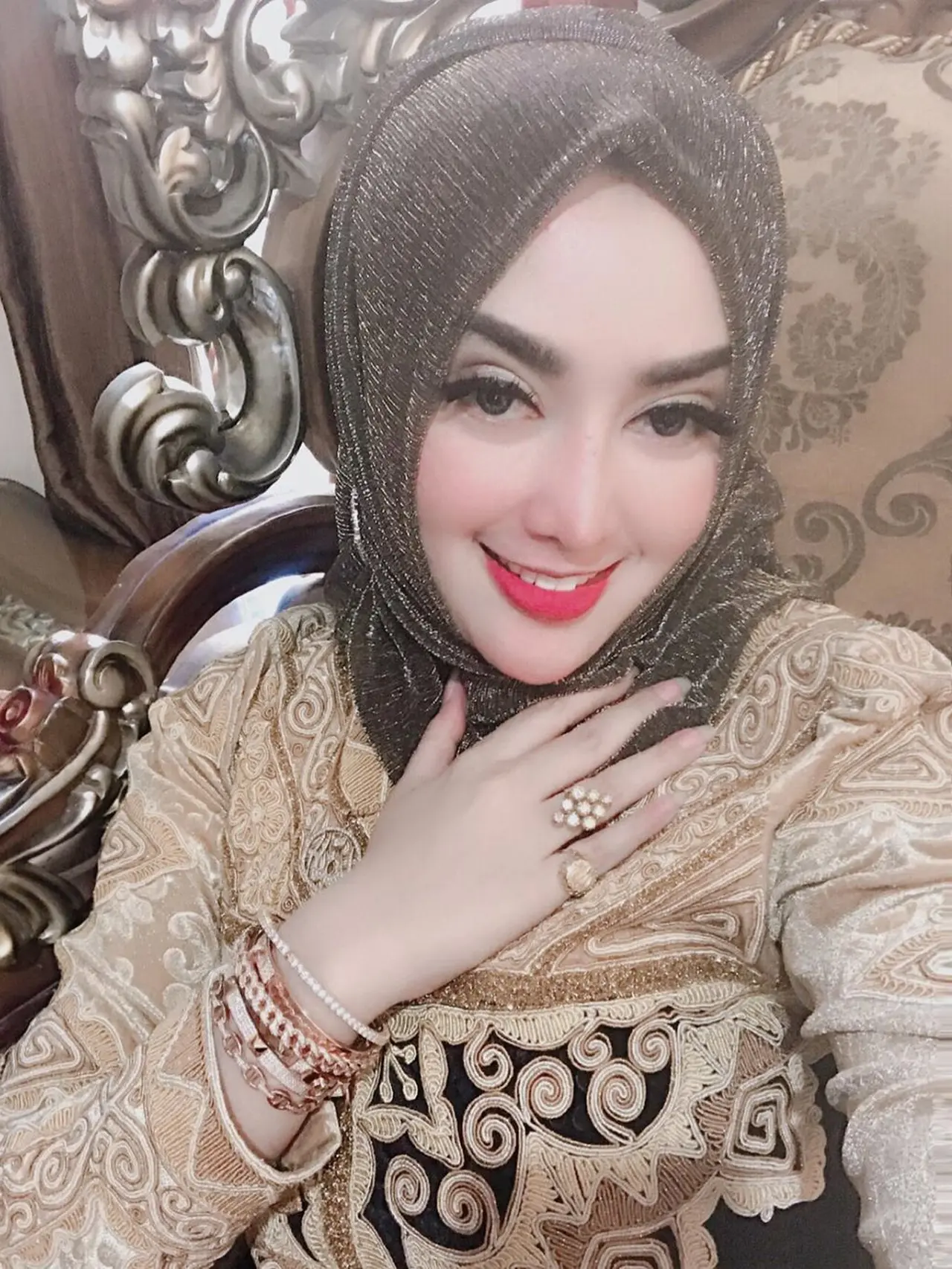 6 Gaya Glamor Tiara Dewi, Mantan Istri Lucky Hakim - Hot Liputan6.com