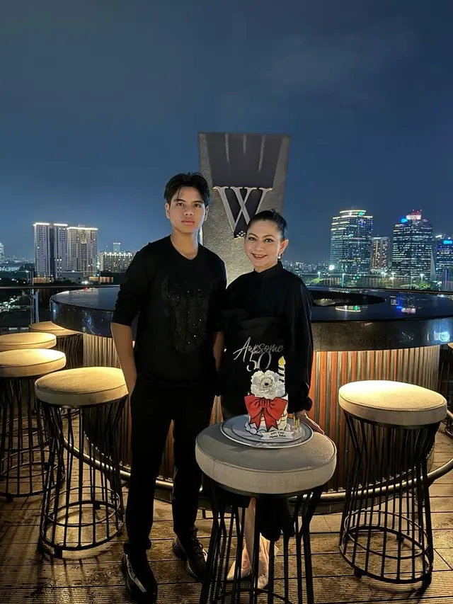 7 Potret Perayaan Ulang Tahun Cut Keke yang ke 50, Makan Malam Bareng Keluarga - Hot Liputan6.com