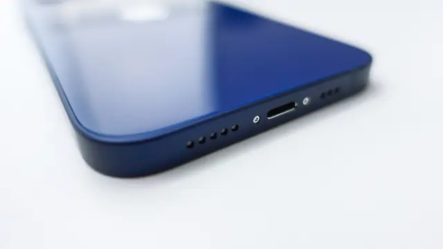 Simak, Ini Tips Jaga Lightning Port iPhone Tetap Bersih dan Optimal ...