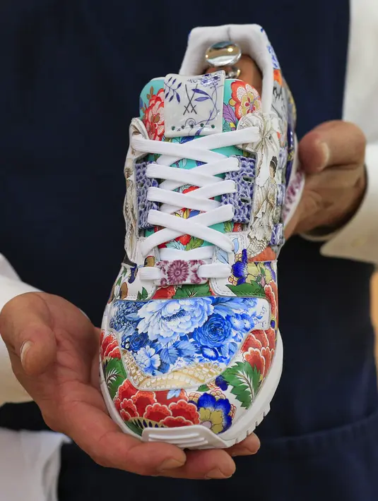 FOTO: Bisa Capai Rp 14 Miliar, Adidas ZX8000 yang Dibuat dengan Bahan ...