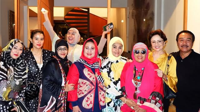 6 Potret Tetty Liz Indriati di Usia 67 Tahun, Ibunda Marcella Zalianty ...