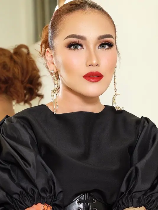 Potret Ayu Ting Ting dengan Makeup Tebal, Bikin Pangling - Foto Liputan6.com