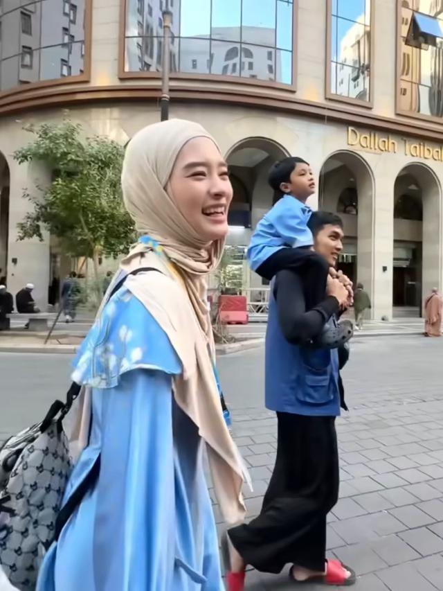 6 Potret Inara Rusli dan Hendra Zayn Saat Umrah, Dikabarkan Taaruf