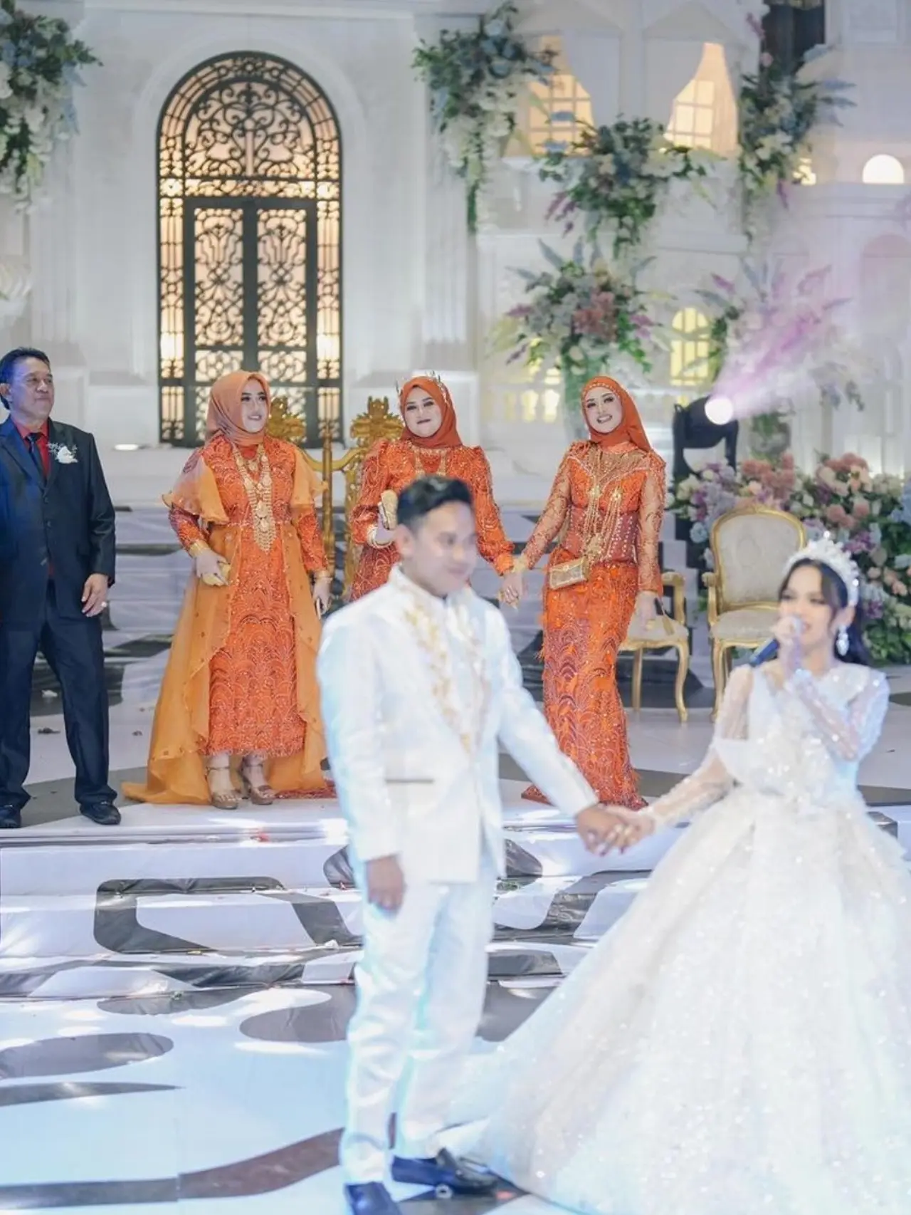 8 Potret Putri Isnari Bareng Tiga Ibu Mertua, Keluarga Crazy Rich Haji ...