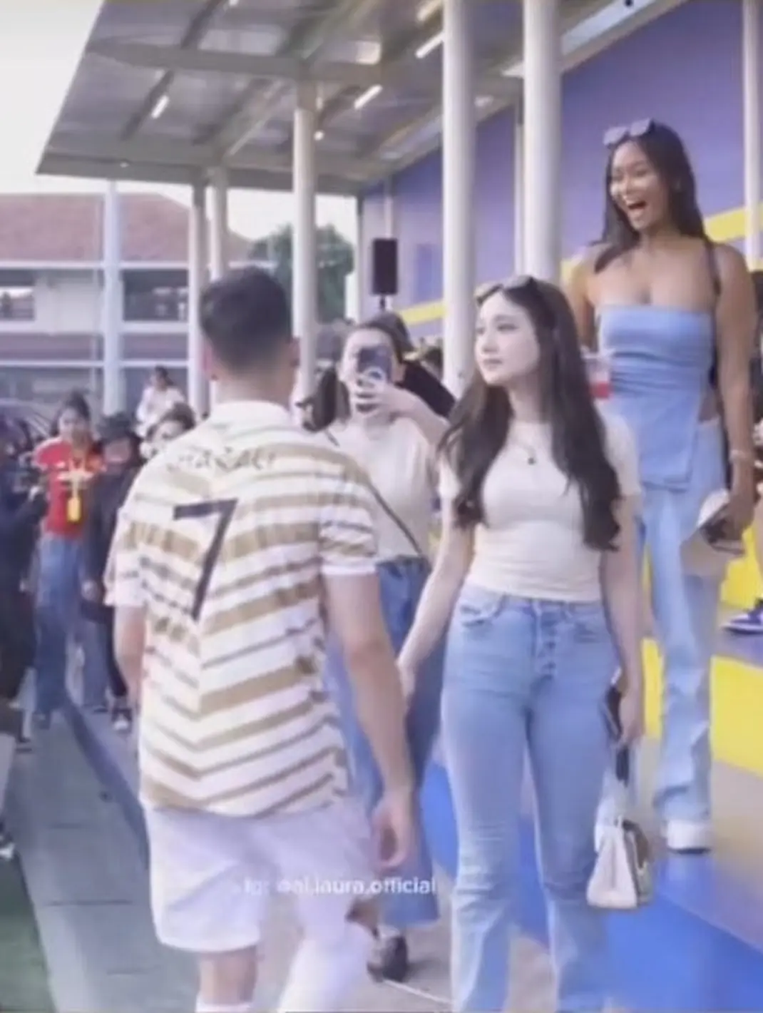 Dari Peluk Hingga Cium, Ini 6 Potret Romantis Al Ghazali dan Laura Moane