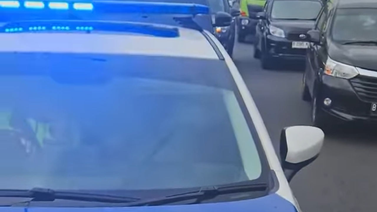 Viral Mobil Patwal Senggol Kendaraan Warga di Tol Tomang Lalu Tancap ...