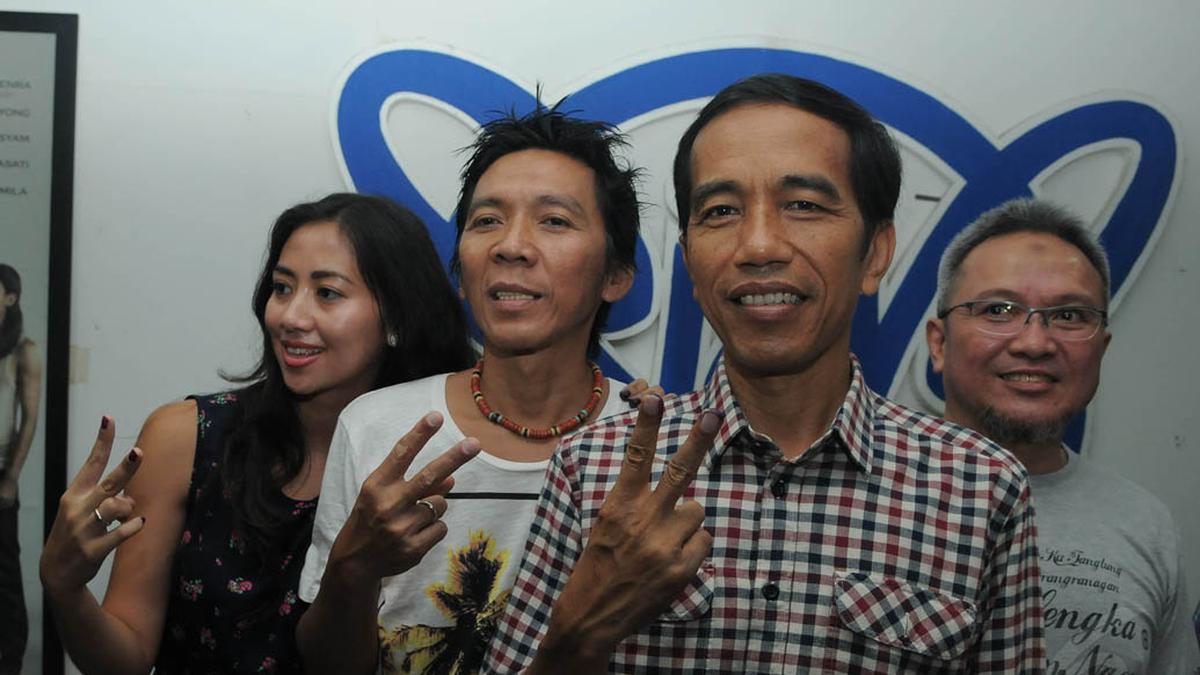 Jokowi Salam Dua Jari di Markas Slank - Foto Liputan6.com