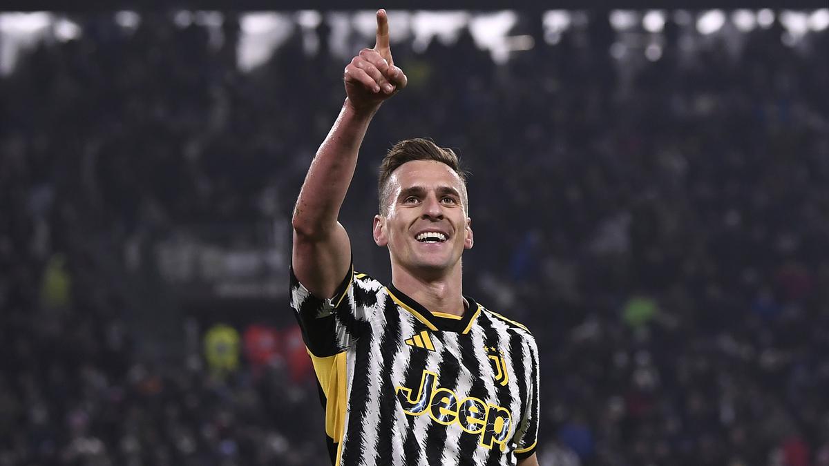 Foto: Penampilan Luar Biasa Arkadiusz Milik, Cetak Hattrick dan Bawa ...