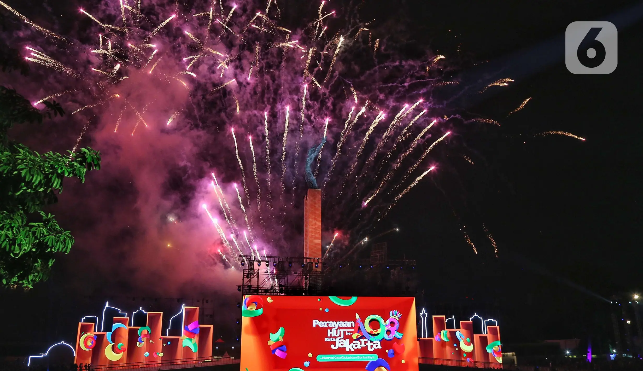 Momen Pesta Kembang Api Tutup Malam Puncak Perayaan HUT ke-498 Kota ...