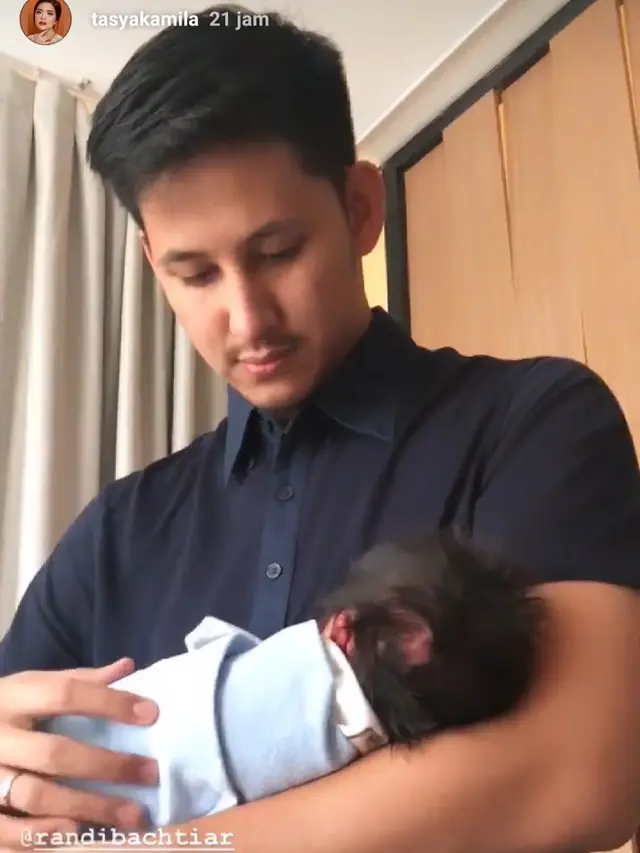 Gendong Anak, Suami Tasya Kamila Bikin Salah Fokus - ShowBiz Liputan6.com