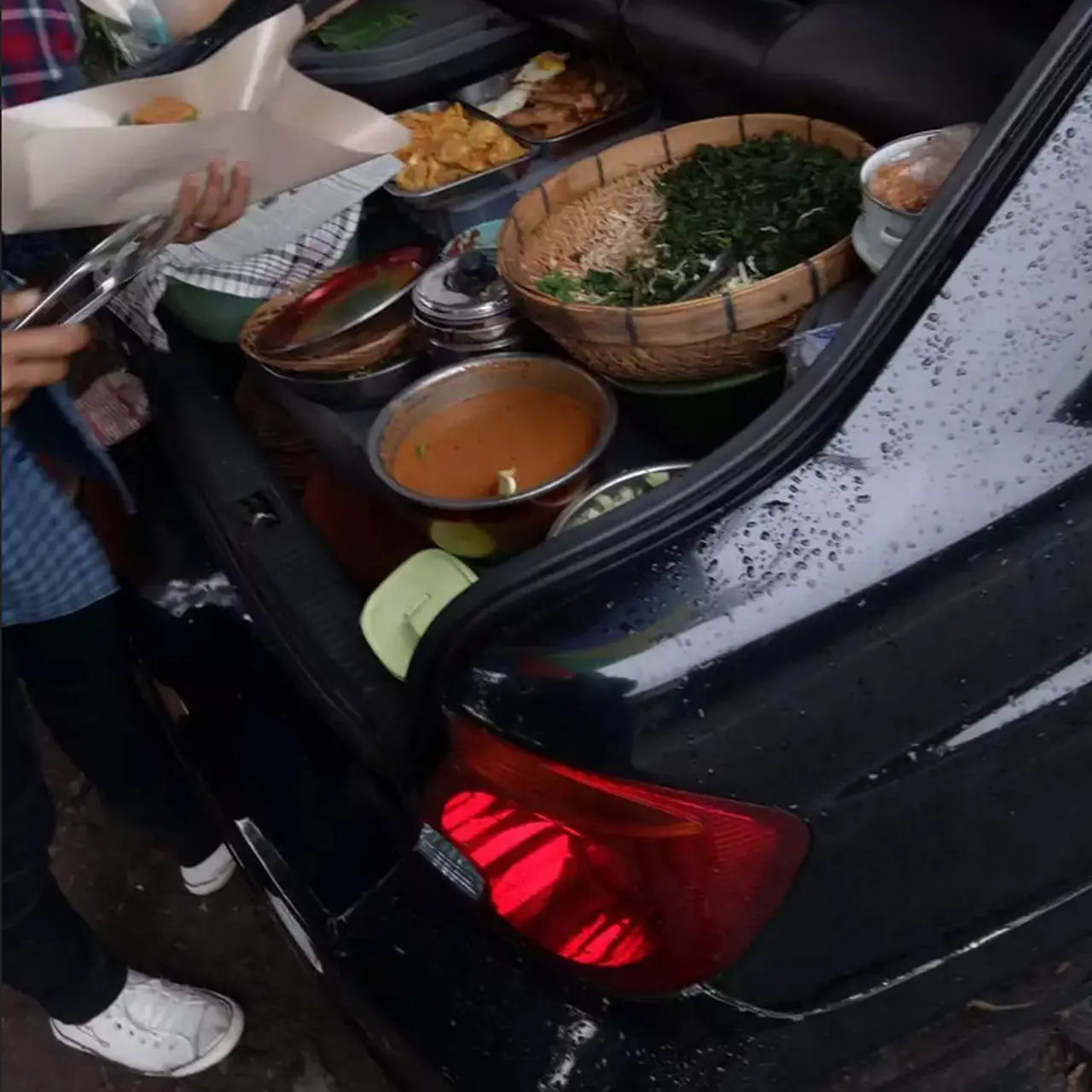 6 Potret Orang Jualan Sayur Pakai Mobil Mewah, Alih Fungsi Jadi Lapak ...