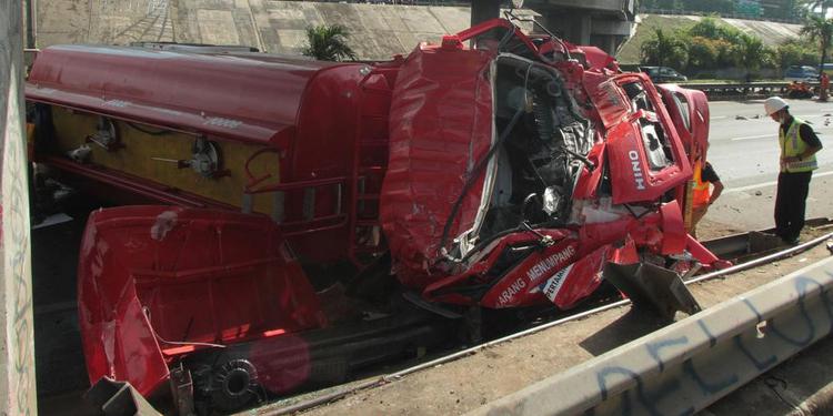 Ini kronologi kecelakaan maut truk vs angkudes di Banyumas - Berita ...