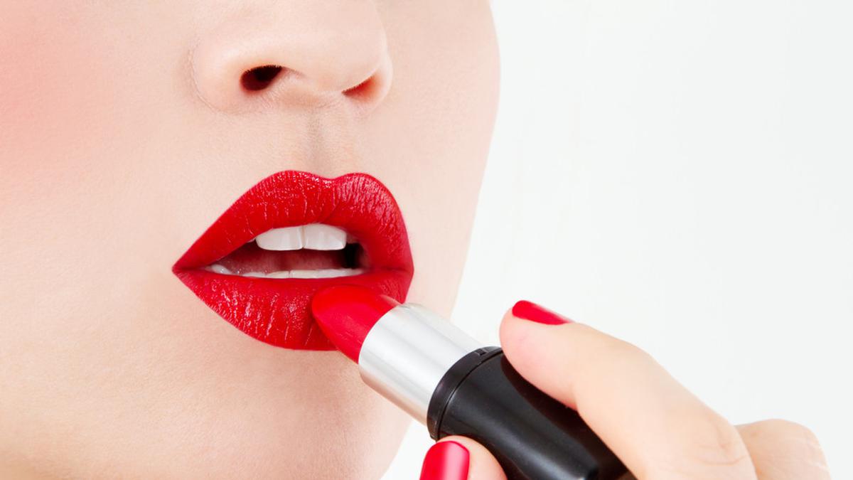 5 Cara Memakai Lipstik Warna Merah agar Lebih Cerah dan Rapi