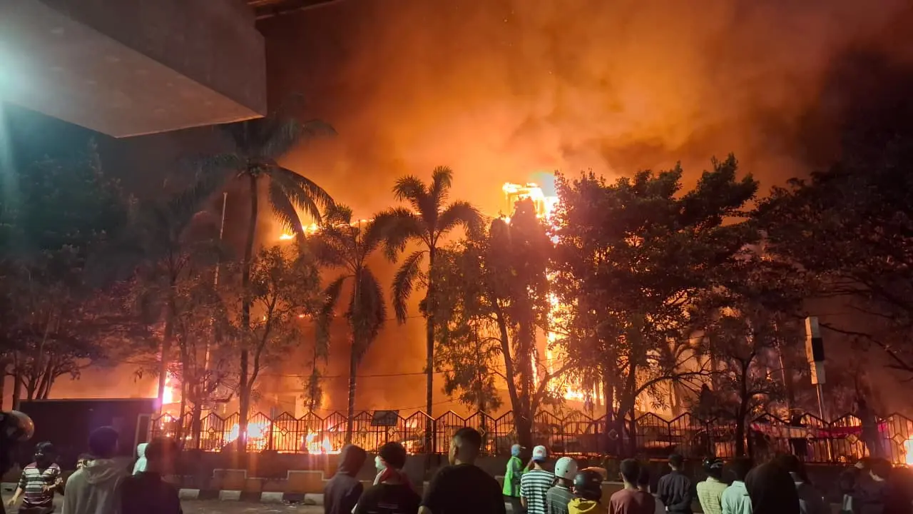 1 Orang Meninggal Dunia Imbas Kebakaran Kantor DPRD Kota Makassar ...
