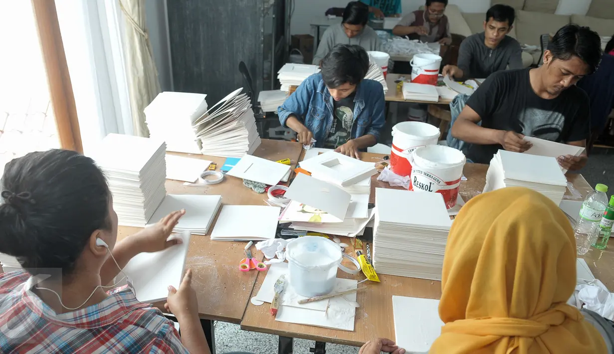 Mengintip Pembuatan Rabbit Hole, Buku Dongeng untuk Anak - Foto ...