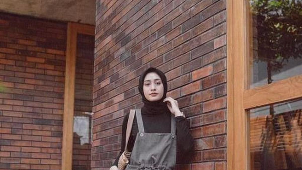 Kembali Tren! Ini 7 Ide OOTD Hijab dengan Baju Kodok Rok yang Manis dan ...
