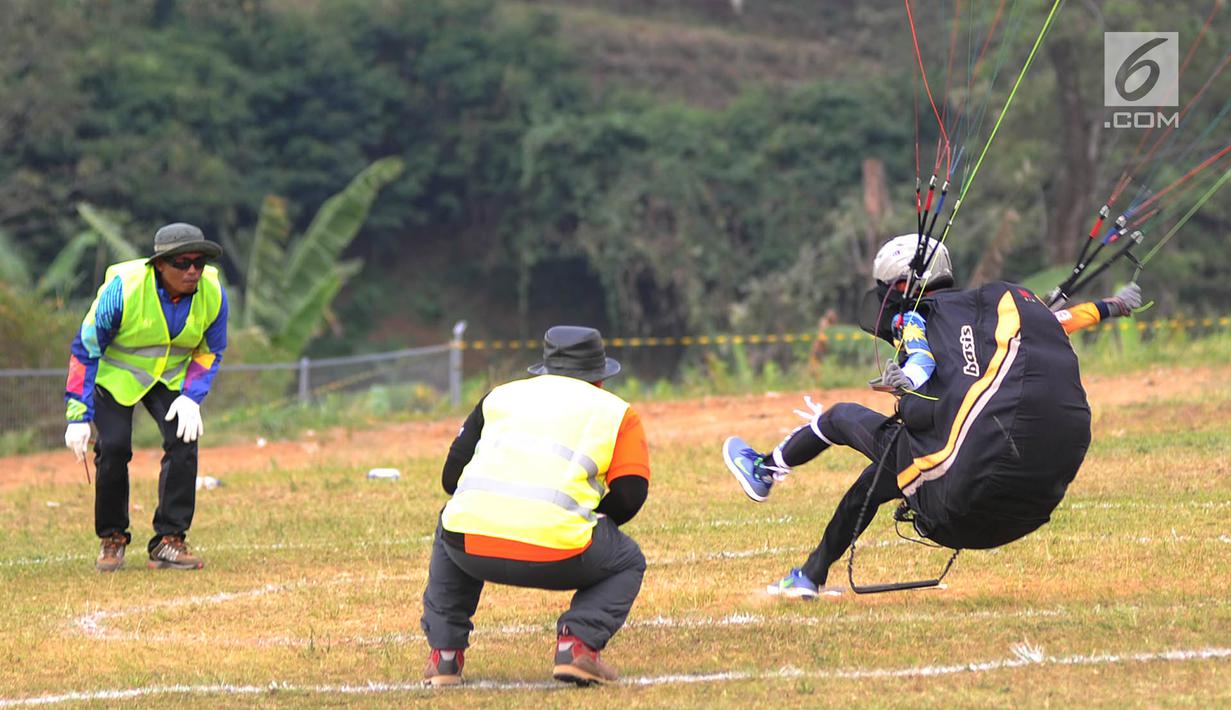 FOTO: Detik-Detik Atlet Paralayang Putri Malaysia Jatuh - Foto Liputan6.com