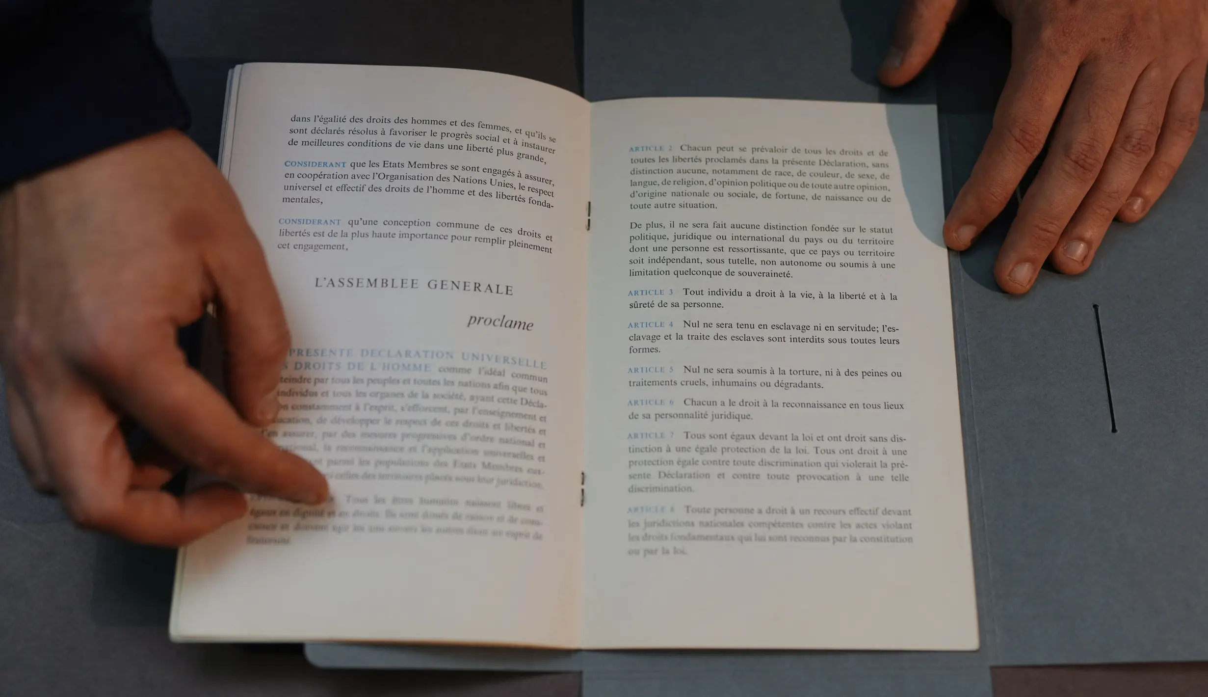 Melihat Dokumen Asli Deklarasi Universal Hak Asasi Manusia - Foto ...